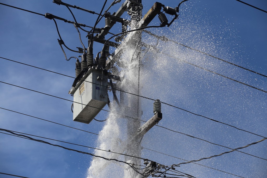 Utility pole fire snarls traffic on Riverside | The Pajaronian ...